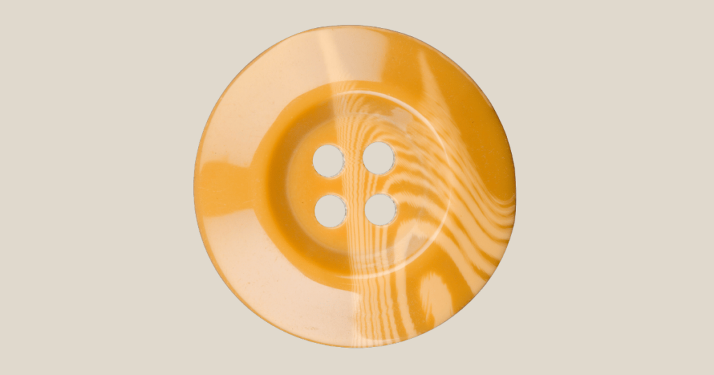 Wie du einen Knopf perfekt an deine Hose nähst